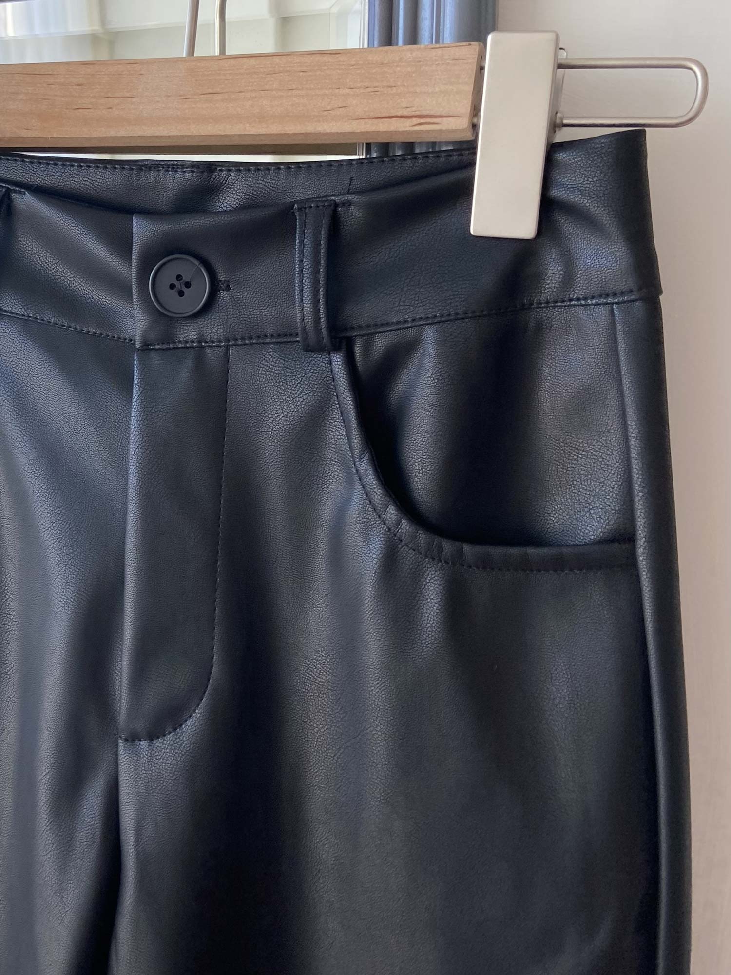 酷辣率性喇叭皮褲 | CHUN33